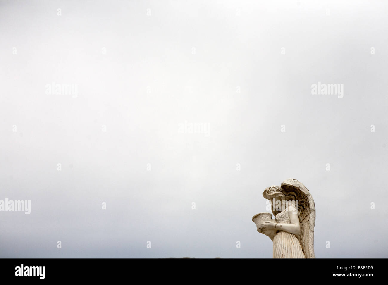 Statue angel cloud hi-res stock photography and images - Alamy