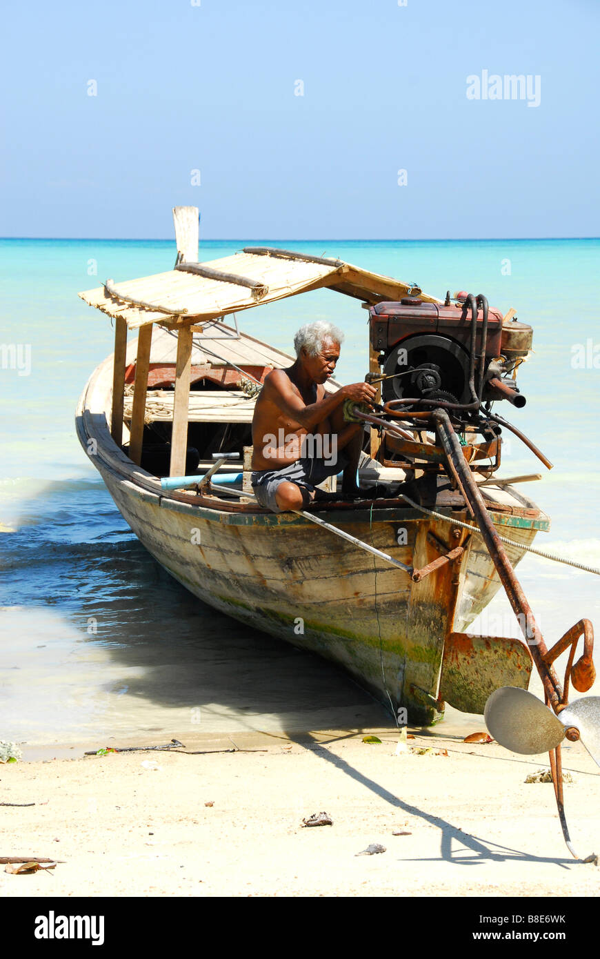 Thailand beach boat sea gypsy moken hi-res stock photography and images ...