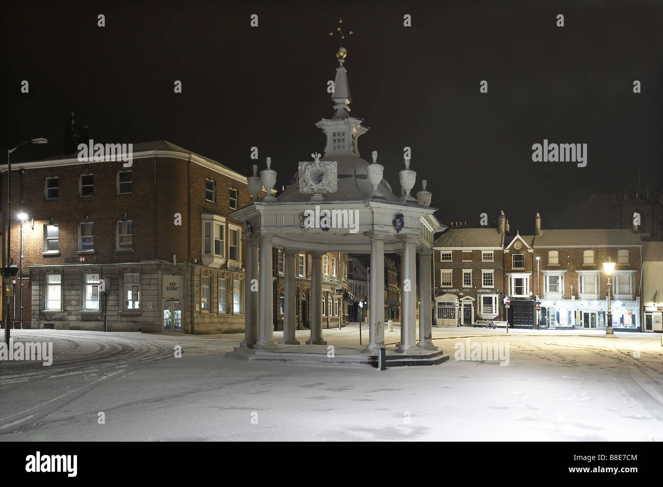 Snow covers the market cross in the saturday market square Beverley ...
