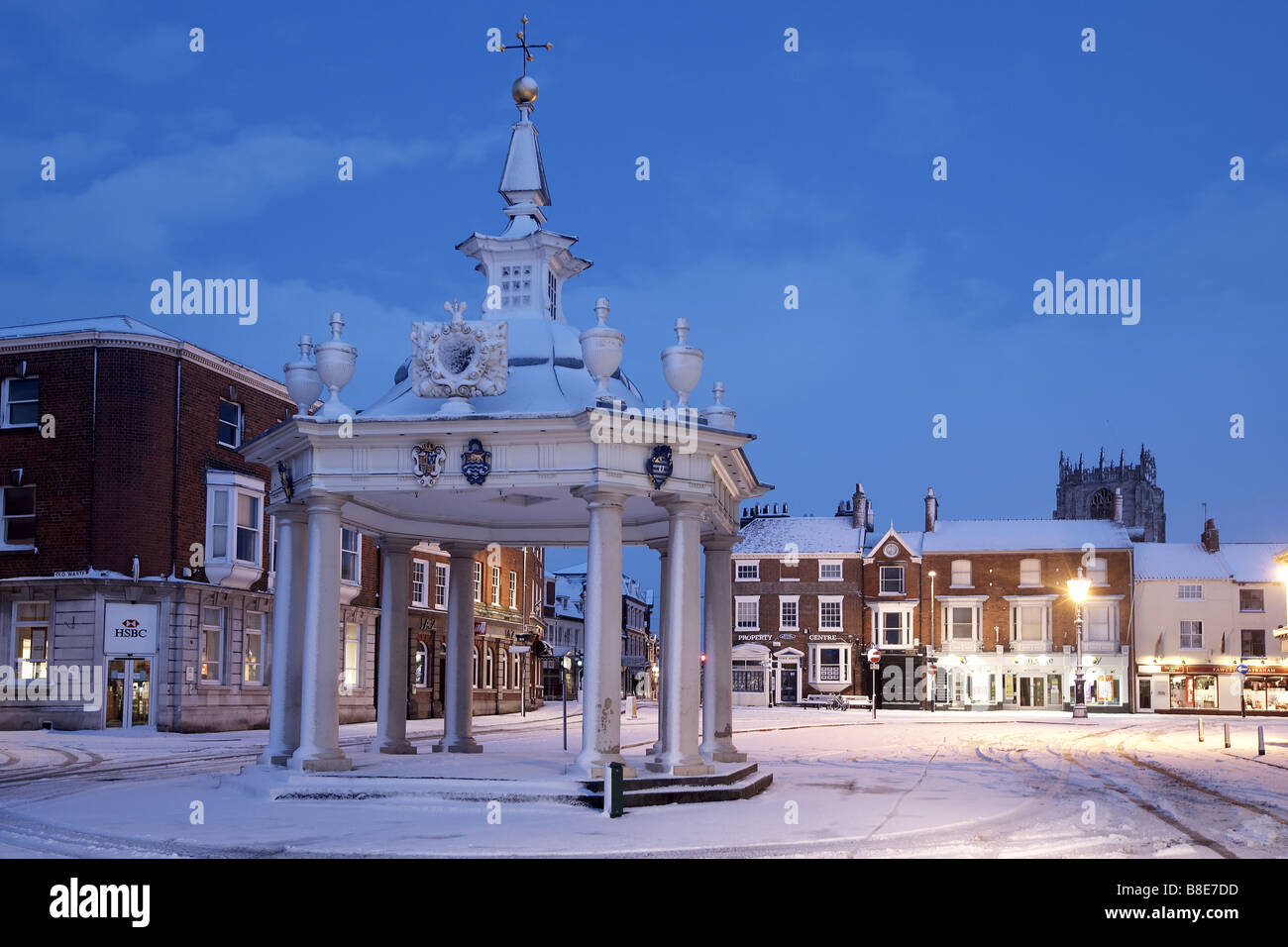 Snow covers the market cross in the saturday market square Beverley ...