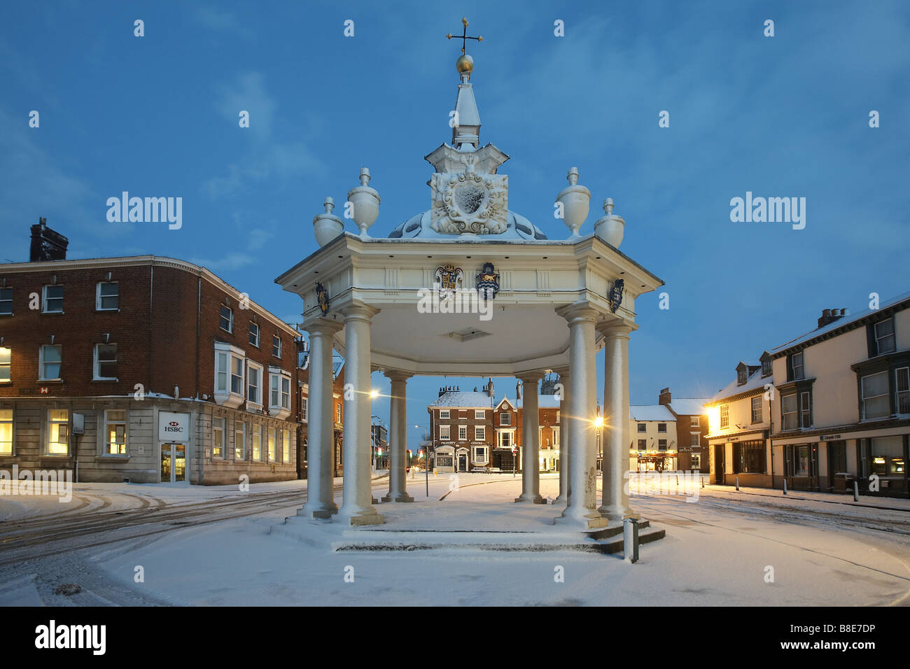 Snow covers the market cross in the saturday market square Beverley ...