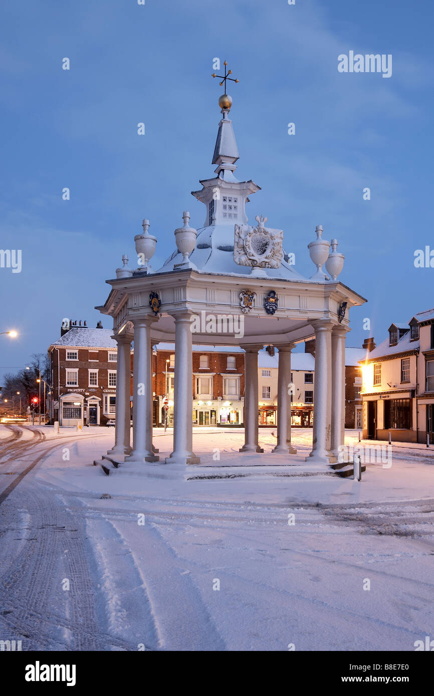 Snow covers the market cross in the saturday market square Beverley ...