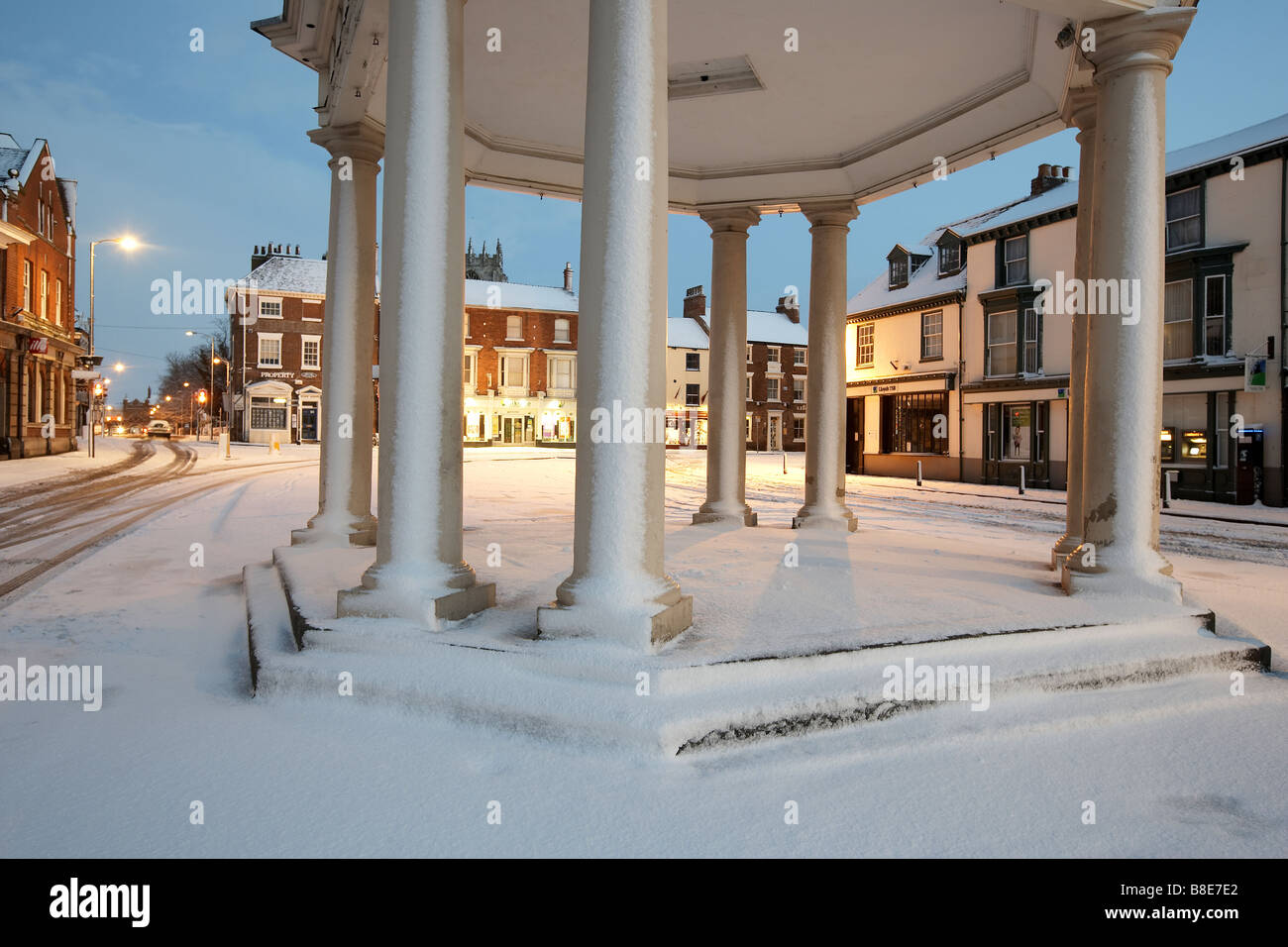 Snow covers the market cross in the saturday market square Beverley ...