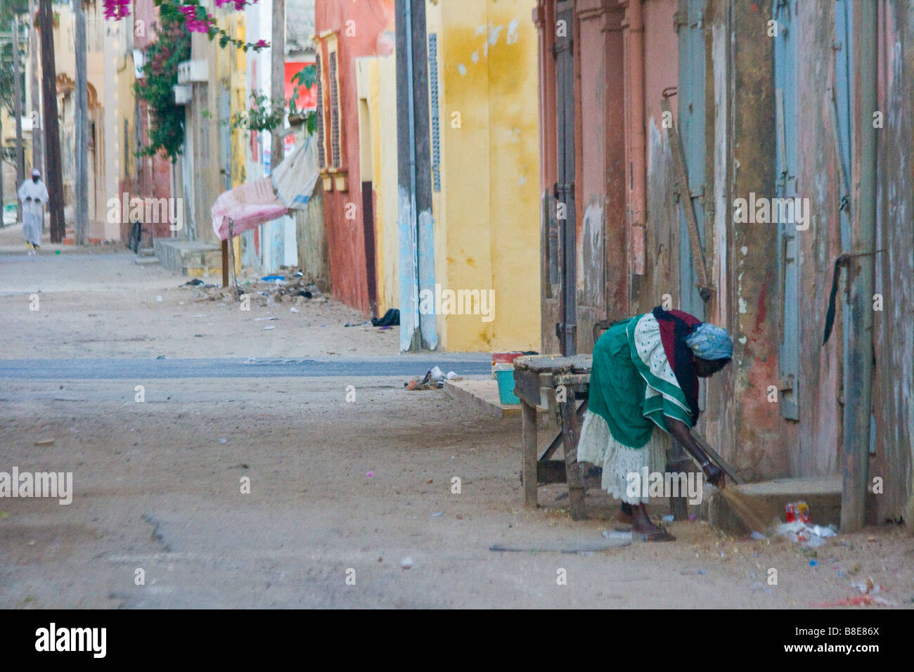 African woman sweeping hi-res stock photography and images - Alamy