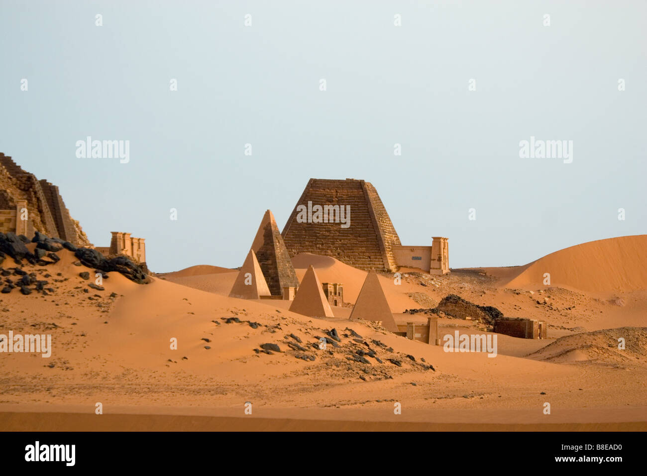pyramids of meroe Stock Photo - Alamy
