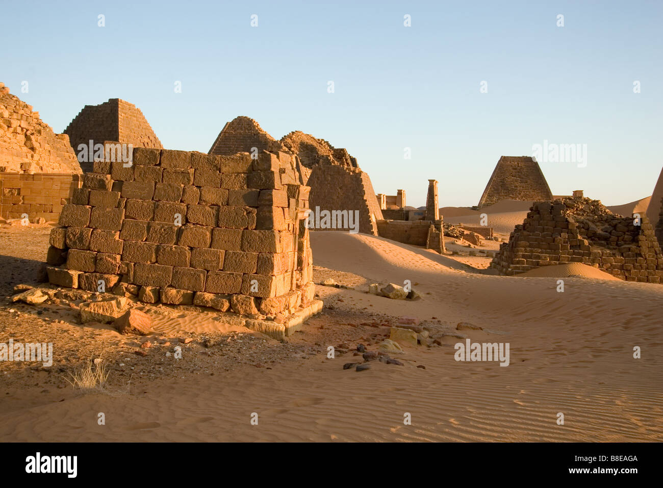 pyramid of meroe Stock Photo - Alamy