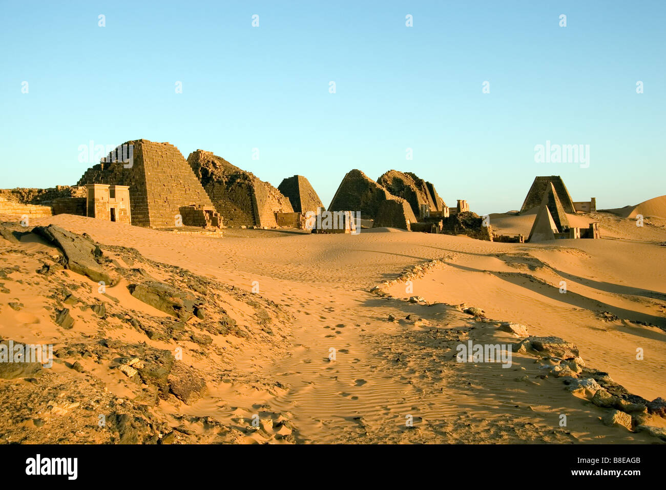 pyramids of meroe Stock Photo - Alamy