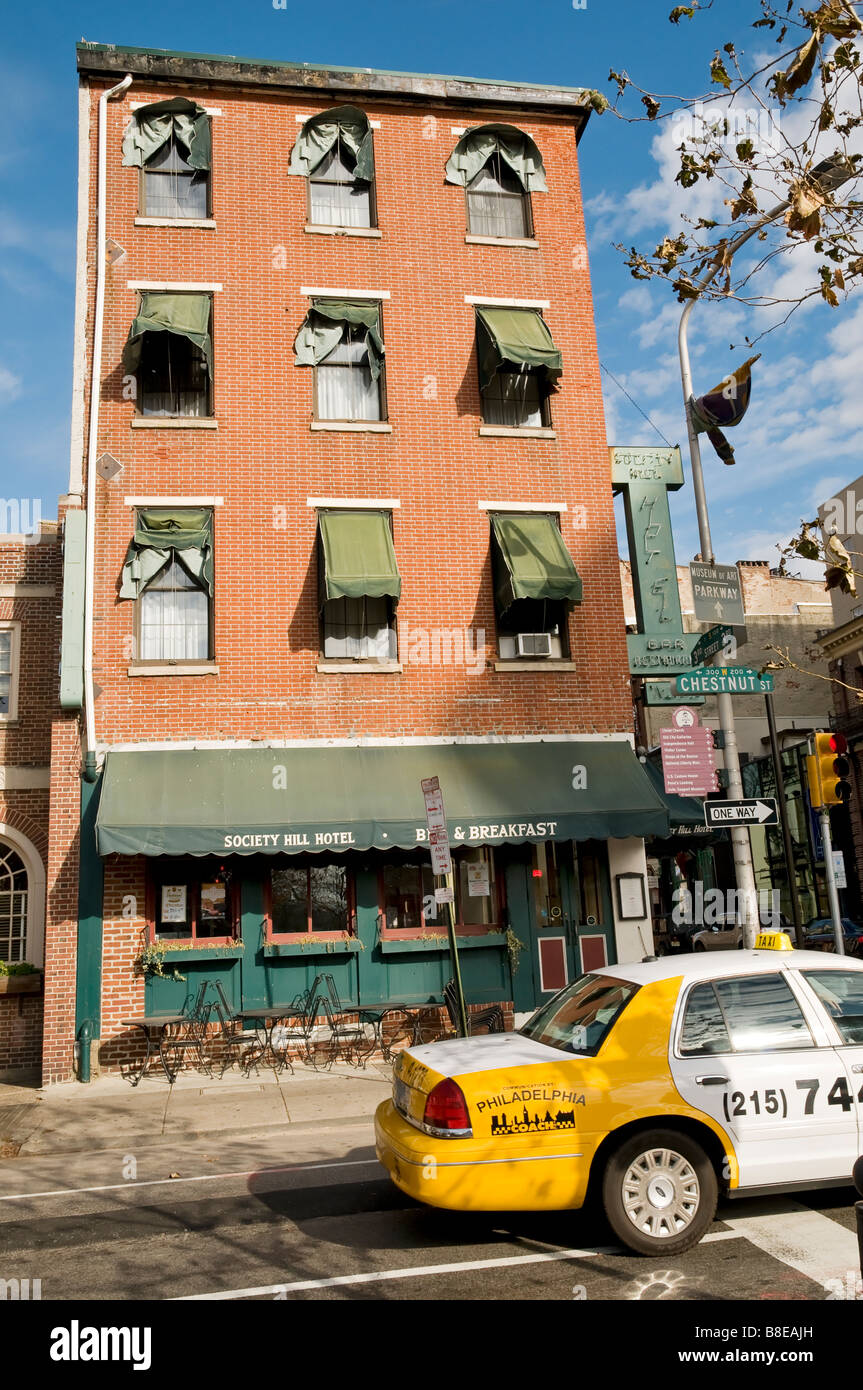 Yellow cab in historic district of Philadelphia Stock Photo - Alamy