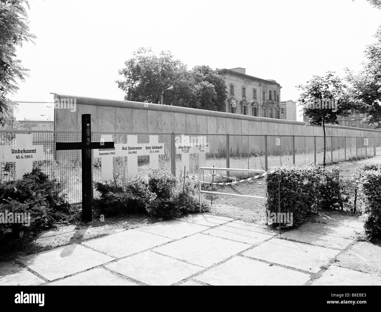 Crosses at the Berlin Wall marking where escapees had been shot 1982 ...