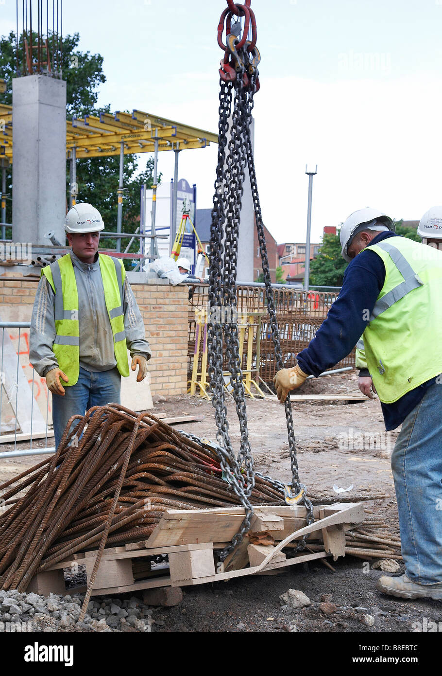 Crane lifting workmen hi-res stock photography and images - Alamy