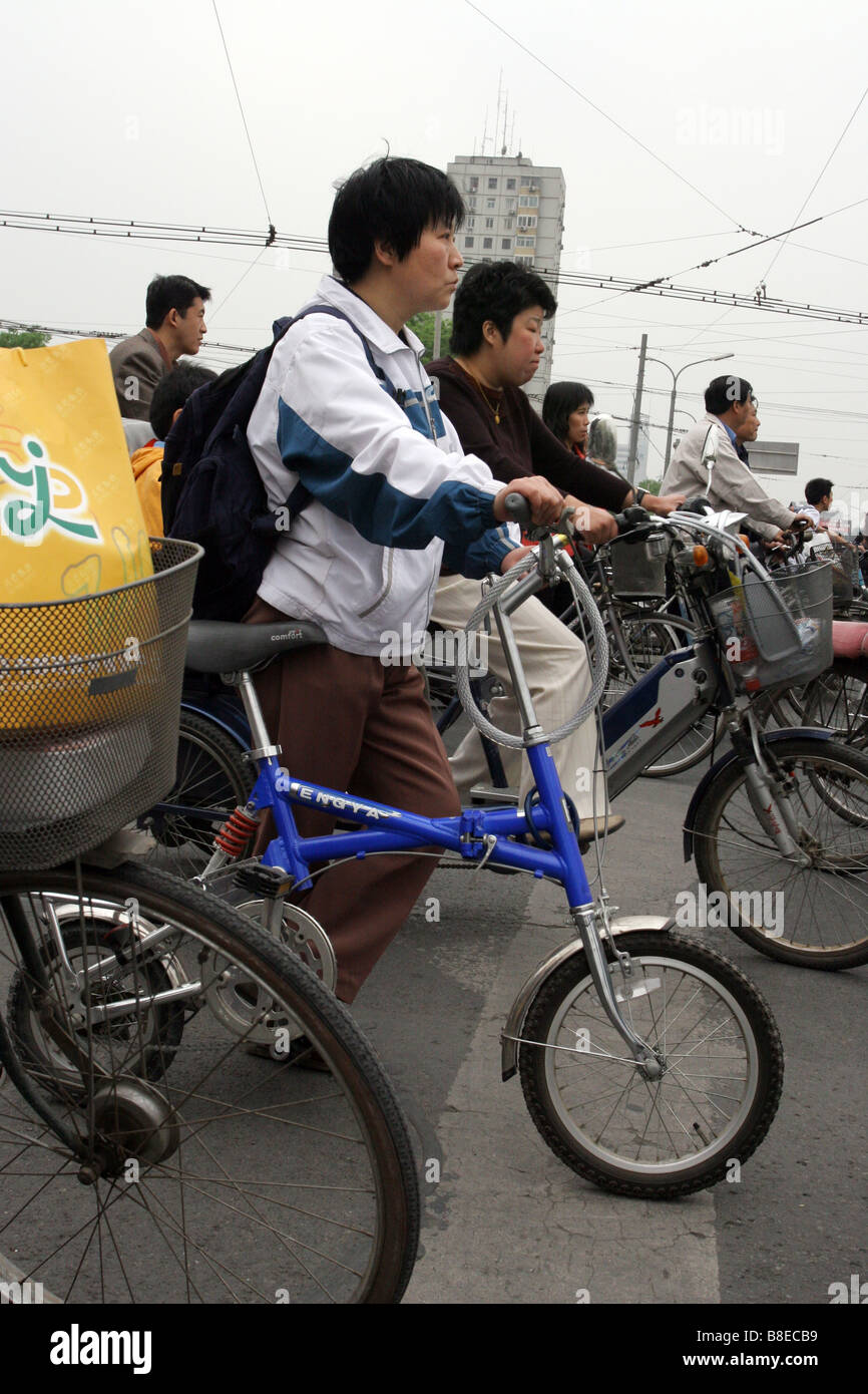 Cyclist waiting at traffic lights hi-res stock photography and images ...