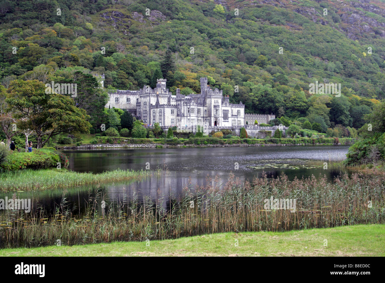 Kylemore abbey ireland nuns hi-res stock photography and images - Alamy