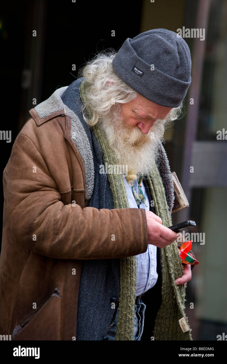 old man with mobile phone Stock Photo - Alamy