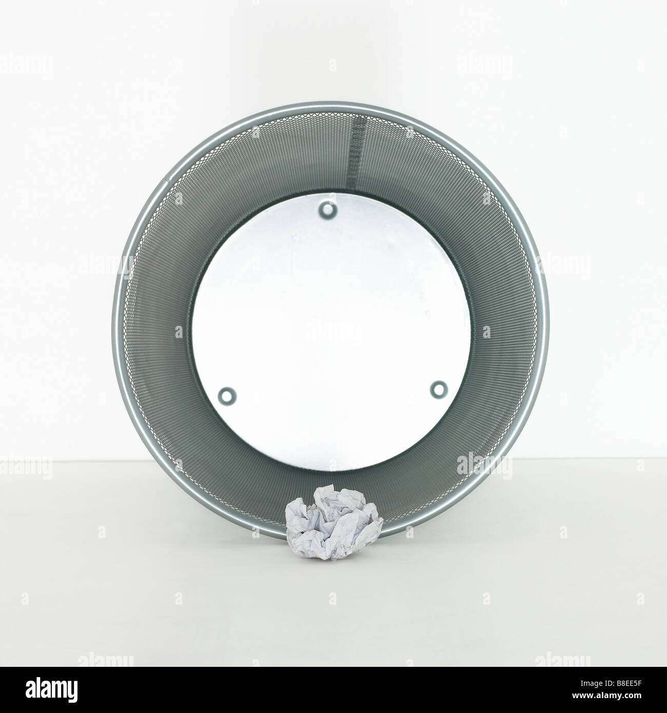 SILVER METAL WIRE MESH WASTE PAPER LITTER BIN Stock Photo - Alamy