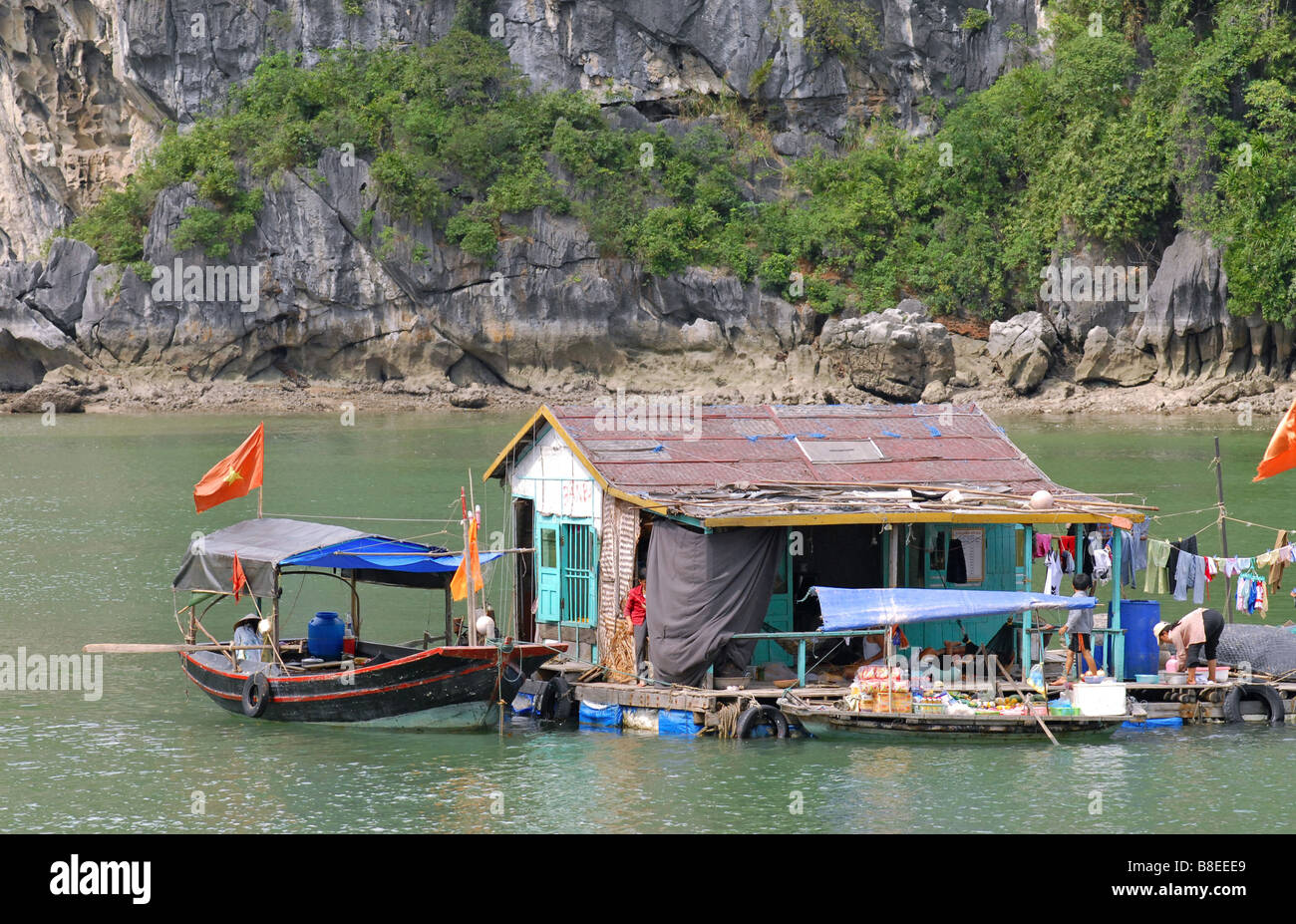 Vietnam Halong Bay people living on the water Stock Photo - Alamy