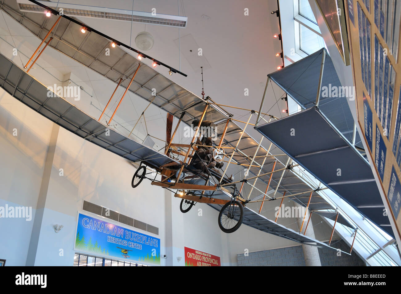 Silver model plane hi-res stock photography and images - Alamy