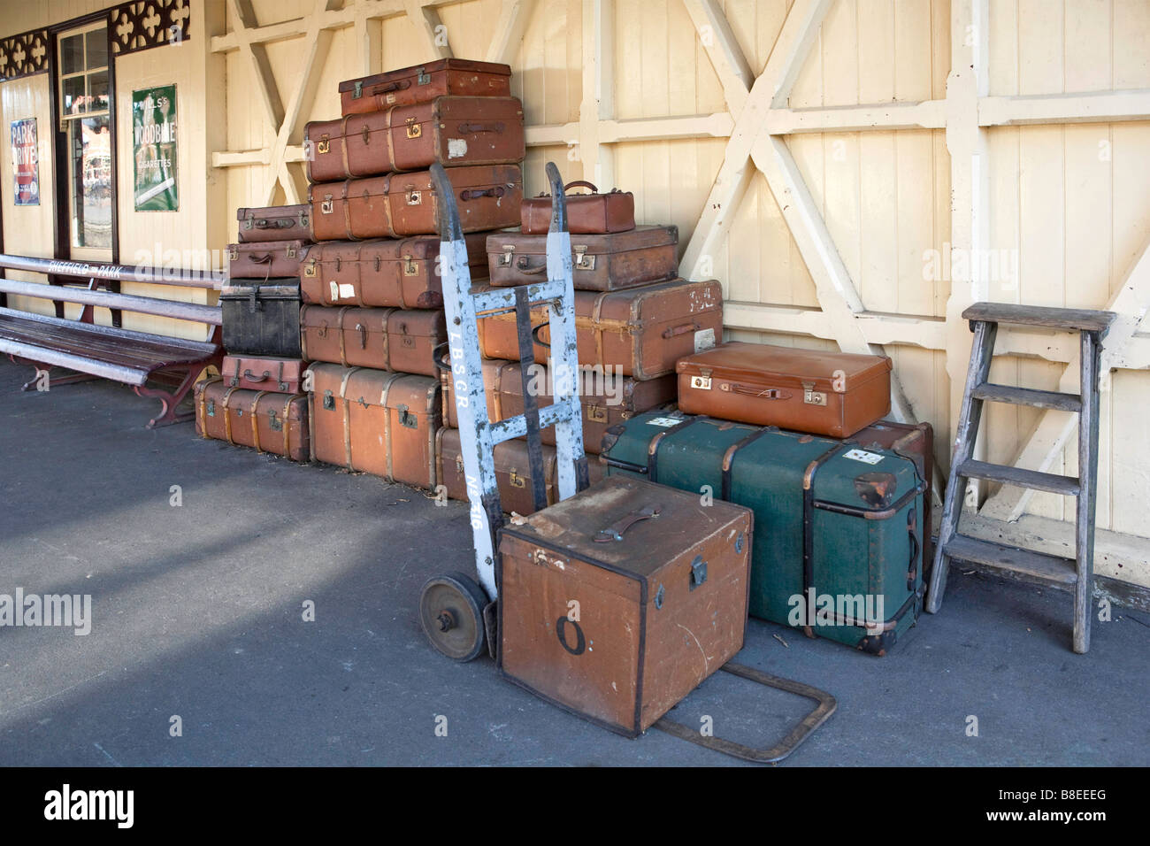Platform barrow hi-res stock photography and images - Alamy