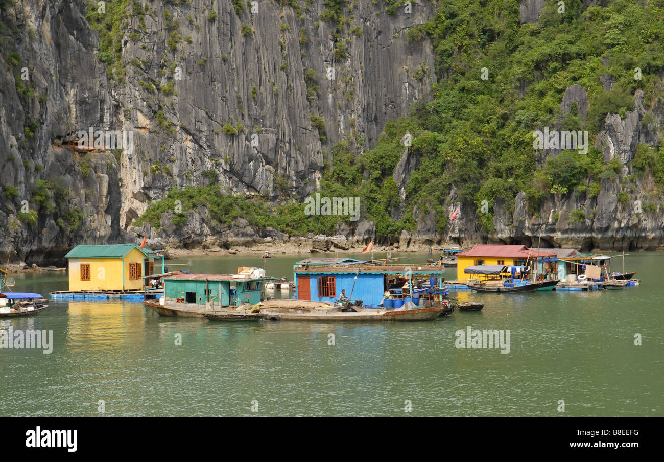 Vietnam Halong Bay people living on the water Stock Photo - Alamy