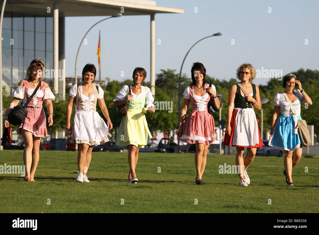 Six Bavarian women in traditional clothing in Spreebogenpark in Berlin ...