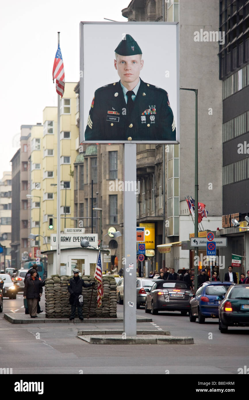 Checkpoint charlie berlin 1989 hi-res stock photography and images - Alamy