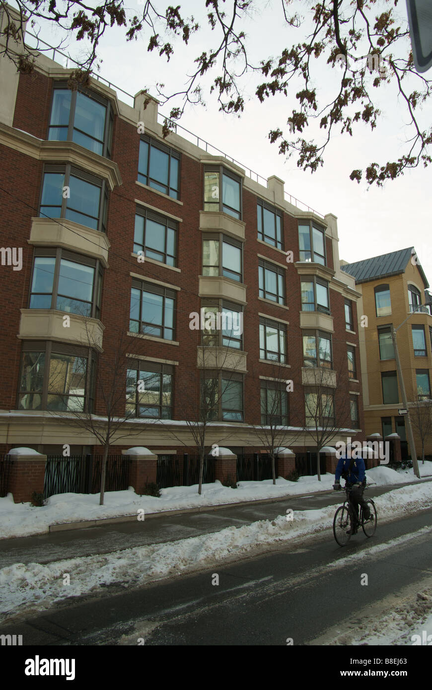 Apartment building path winter hi-res stock photography and images - Alamy