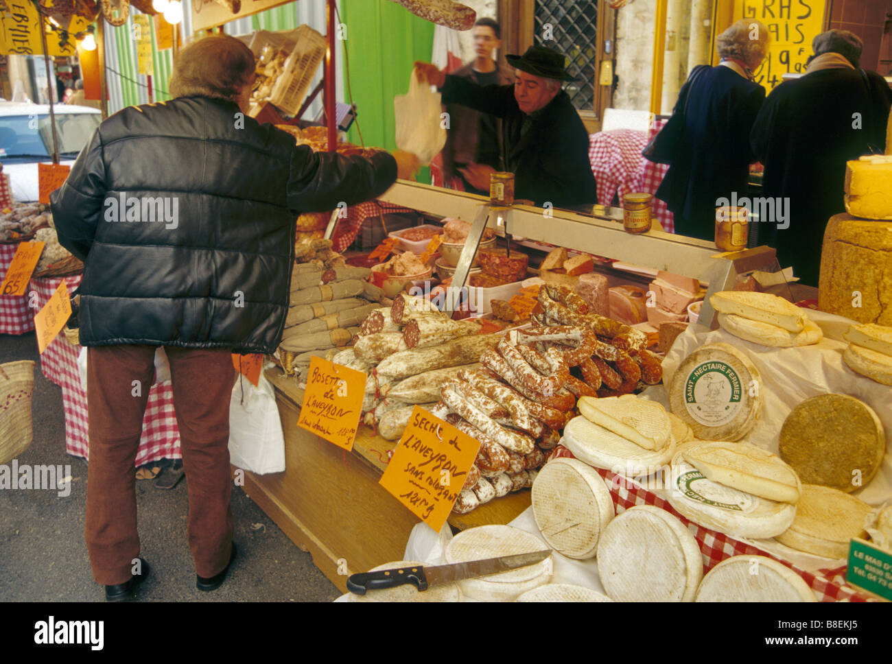 Open air market on Rue de Firstenberg in St Germain des Pres quarter in ...