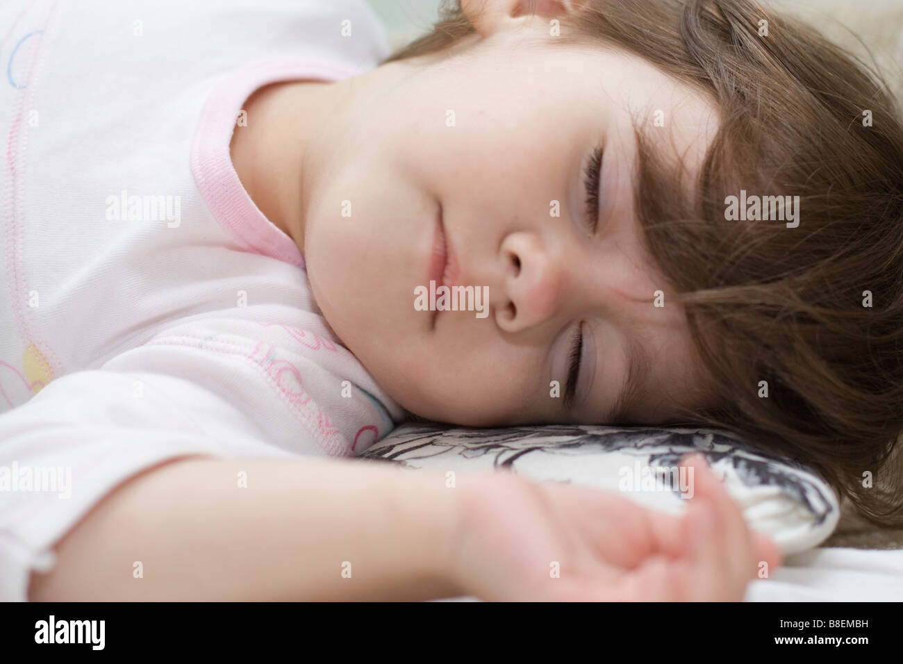 portrait of sleeping little girl close up Stock Photo - Alamy