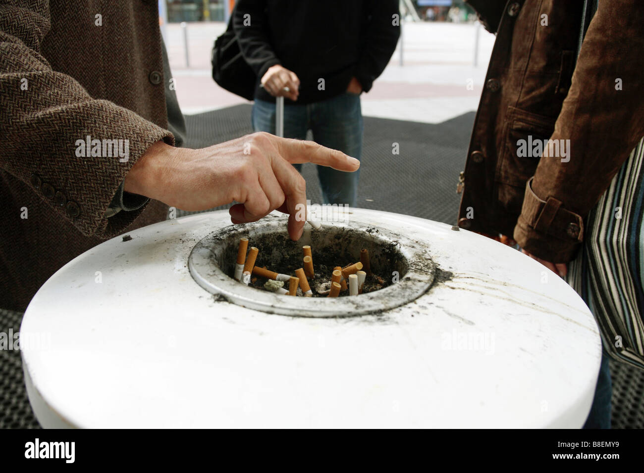 Putting out a cigarette hi-res stock photography and images - Alamy