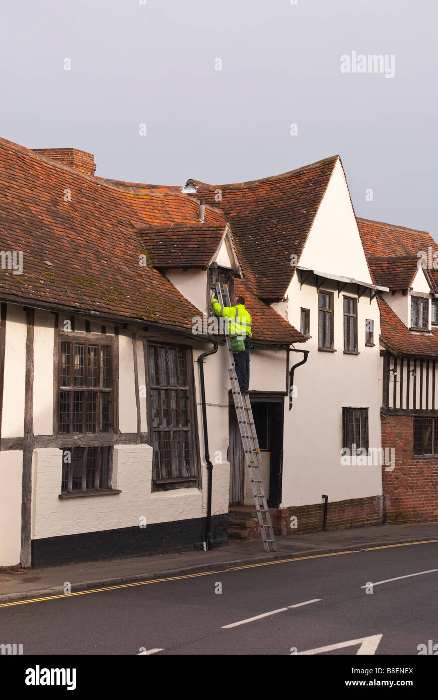 Man on ladder cleaning windows hi-res stock photography and images - Alamy