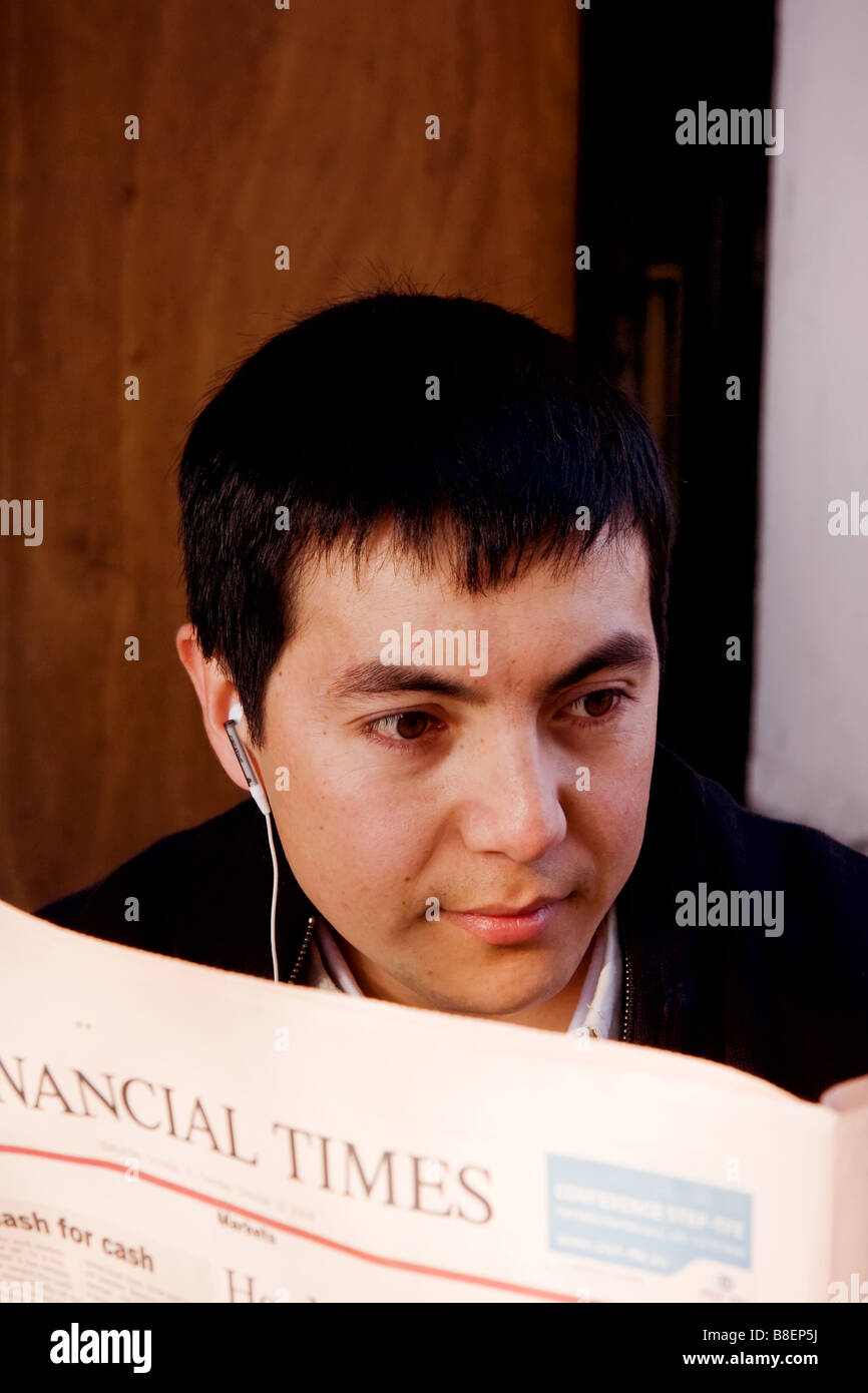 Newspaper reader england hi-res stock photography and images - Alamy