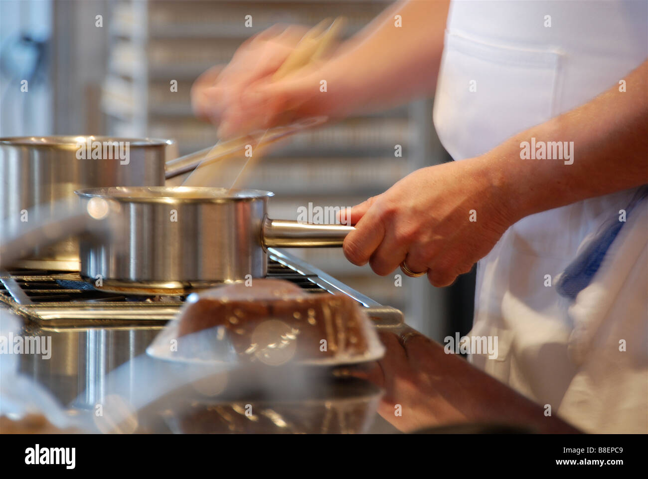 Chef saucepan hi-res stock photography and images - Alamy