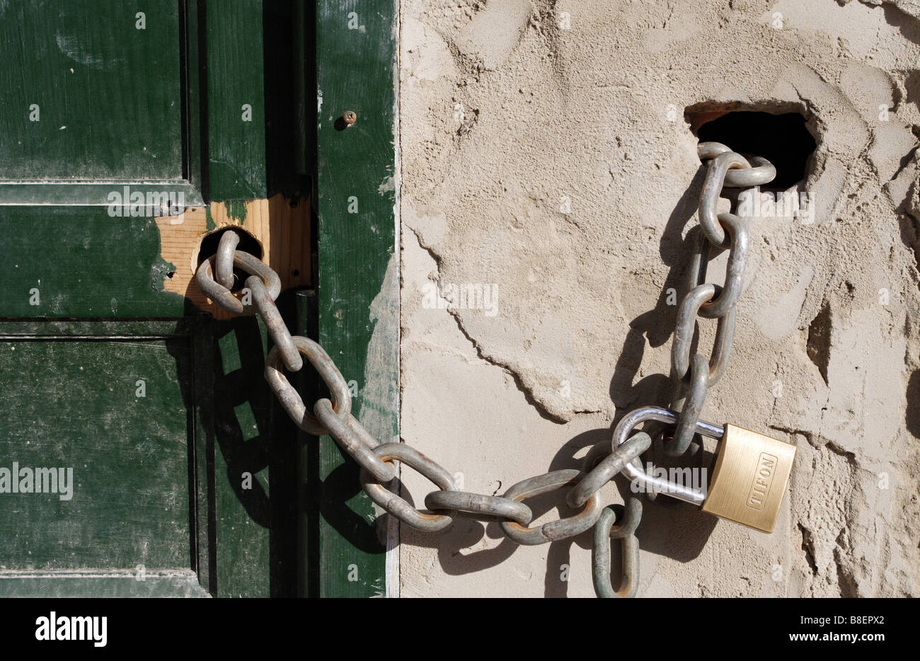 Closed door with chain and padlock Stock Photo - Alamy