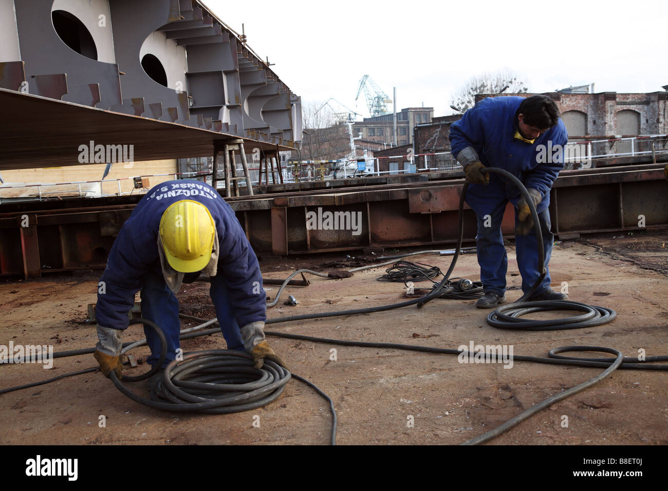 Shipyard workers hi-res stock photography and images - Alamy