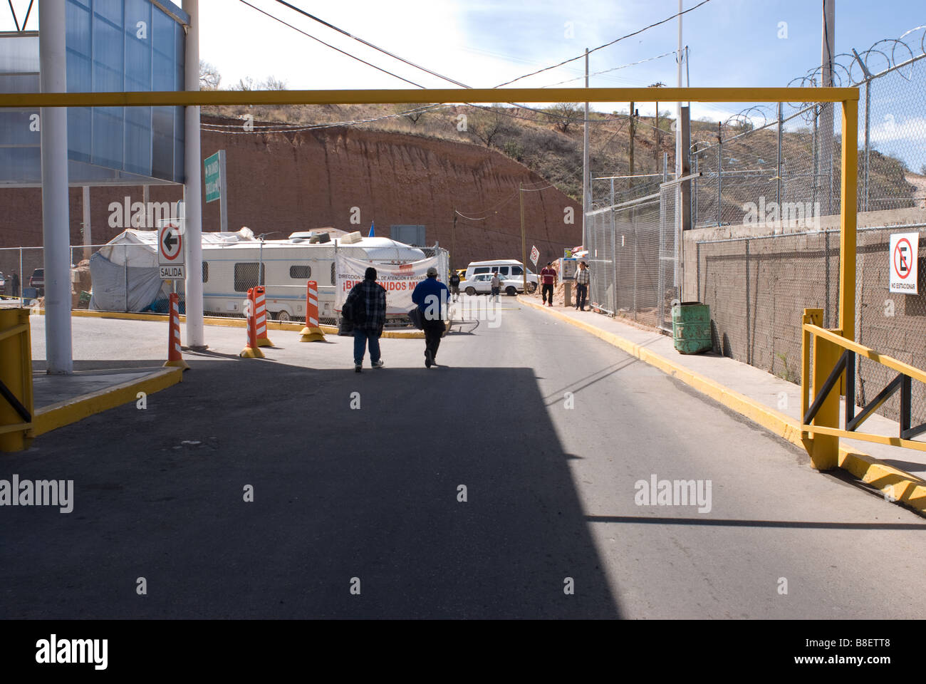 Illegal border crossing mexico hi-res stock photography and images - Alamy