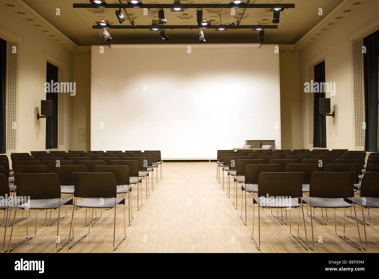 Empty hall hi-res stock photography and images - Alamy