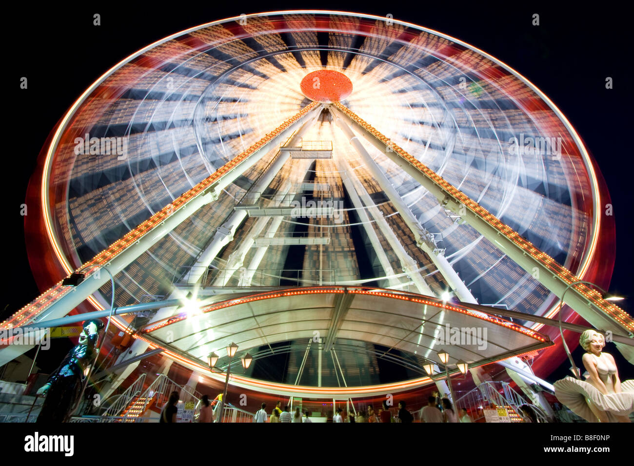wide angle view on a spinning Ferris wheel at a carnival ground Stock ...