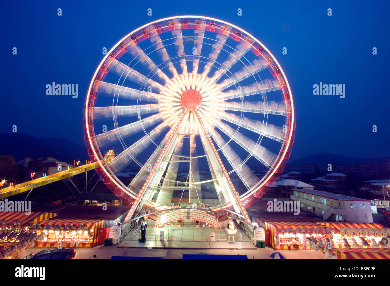 An aerial view of a giant Ferris wheel at an amusement park Stock Photo ...