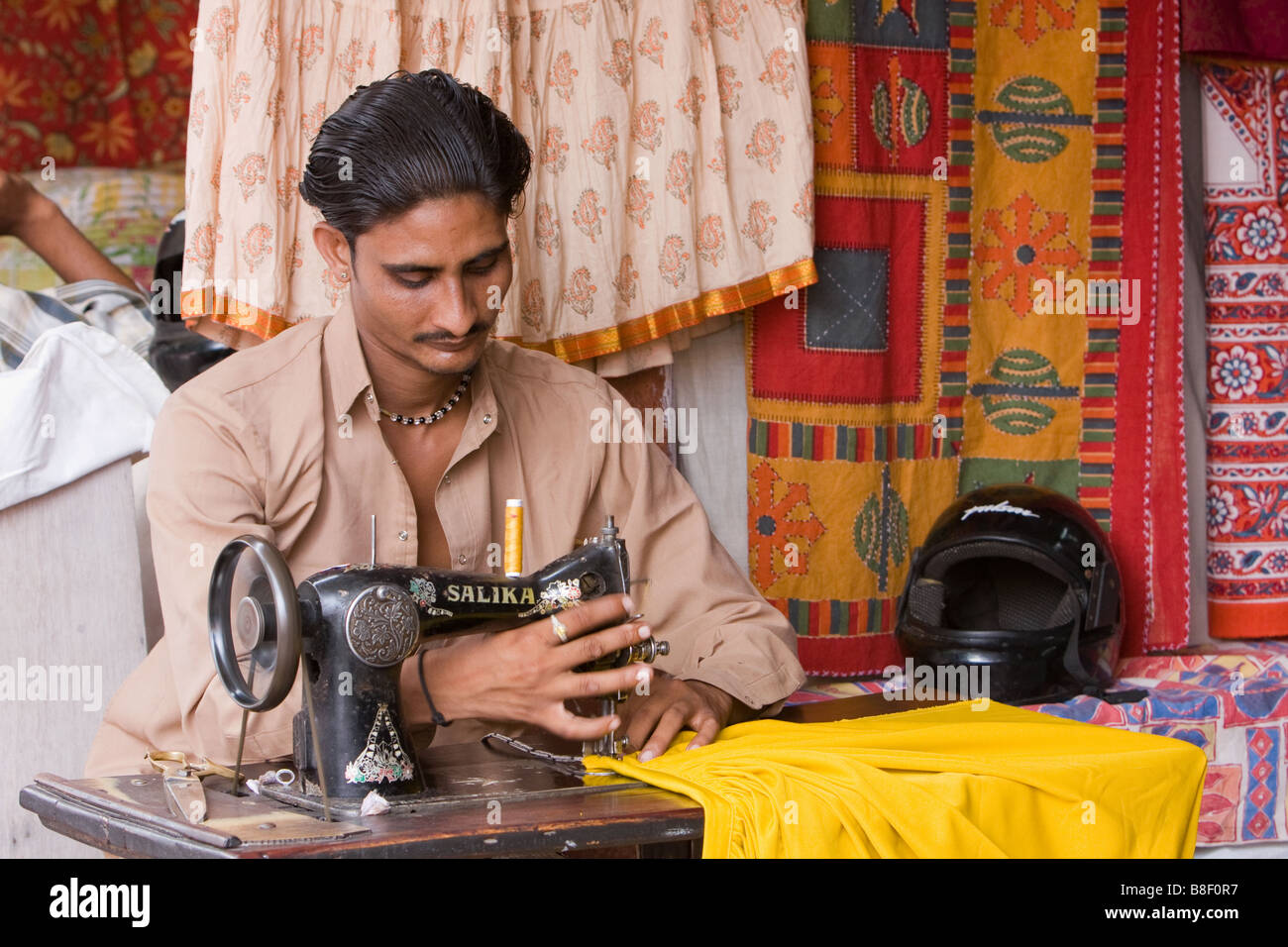 Indian man using old fashioned sewing machine, Jaipur, India Stock ...