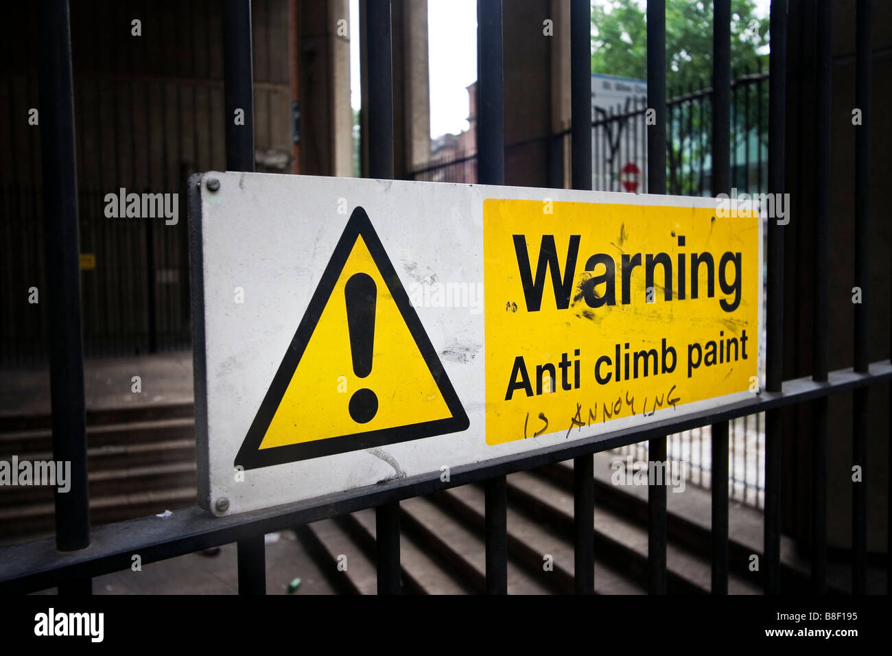 Yellow and black warning paint hi-res stock photography and images - Alamy