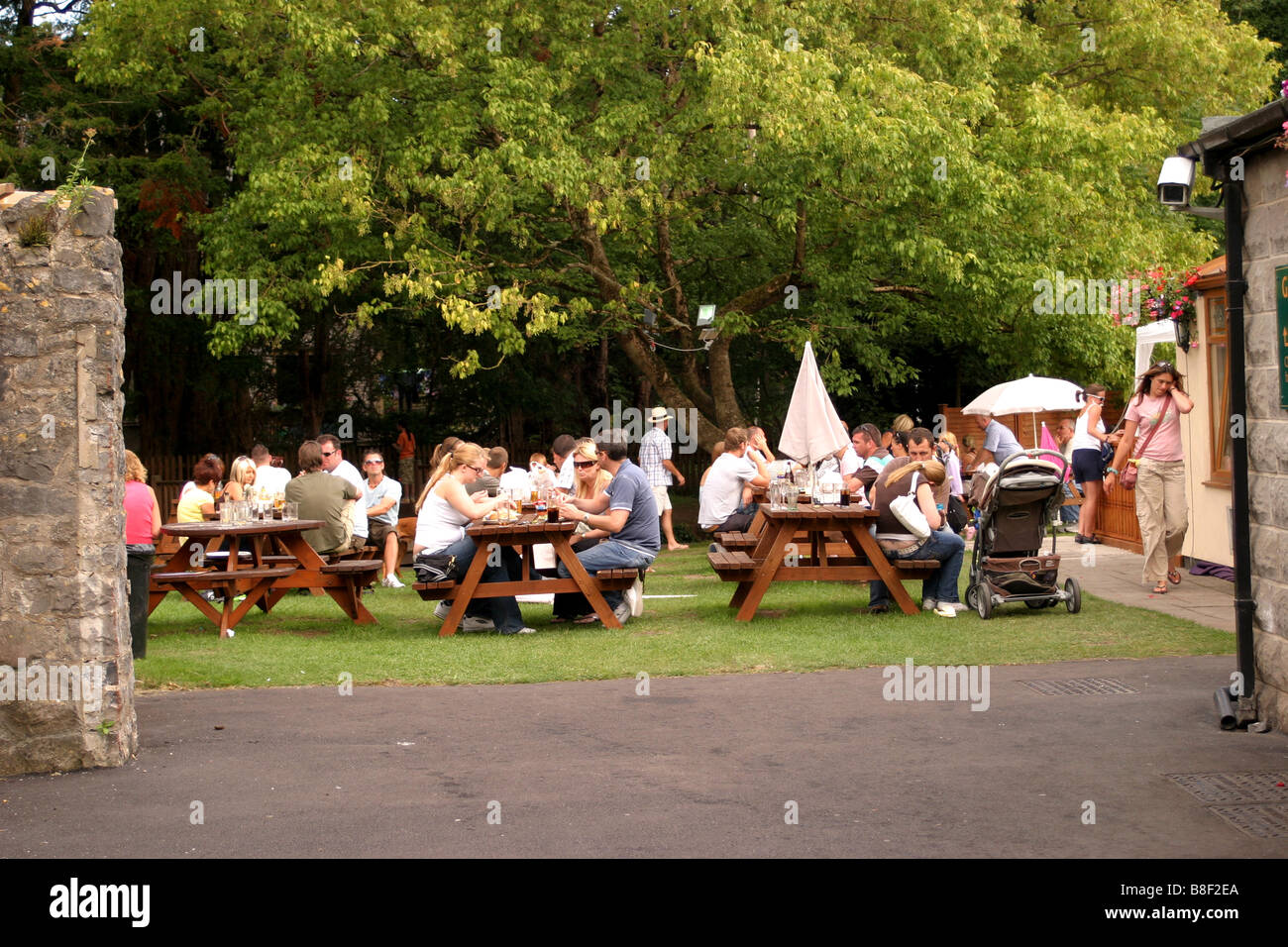 Summer pub garden lunch Stock Photo - Alamy
