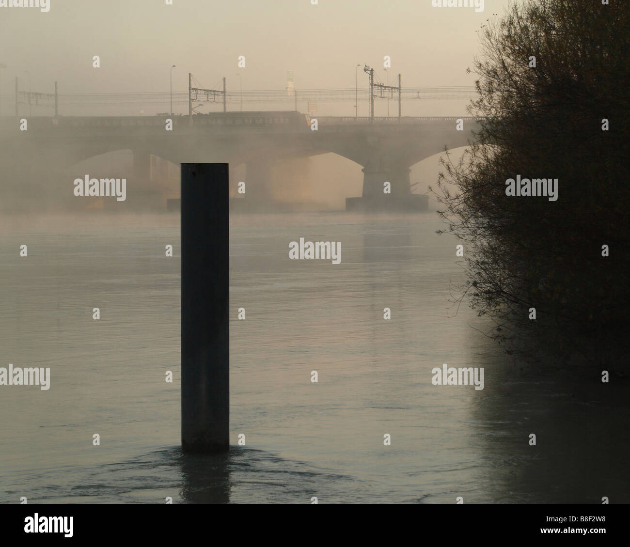 Pile mooring hi-res stock photography and images - Alamy