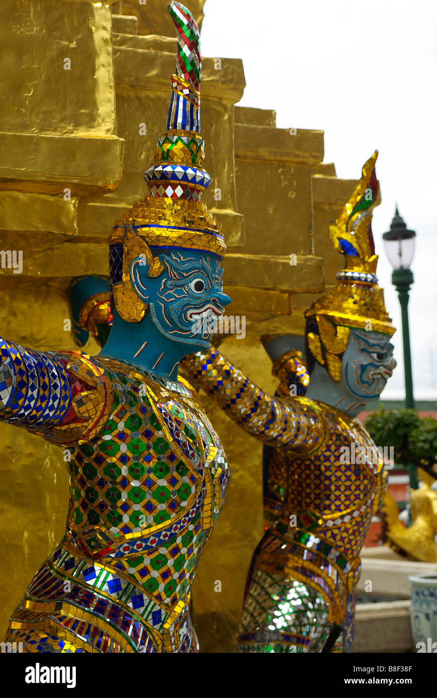 Gold warrior statue hi-res stock photography and images - Alamy