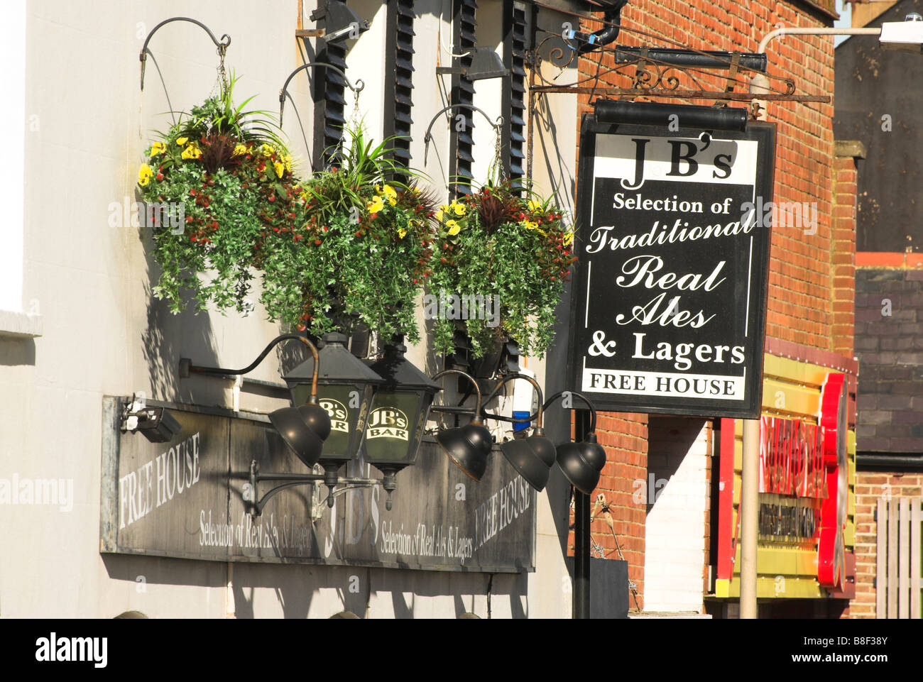 Pub frontage hi-res stock photography and images - Alamy