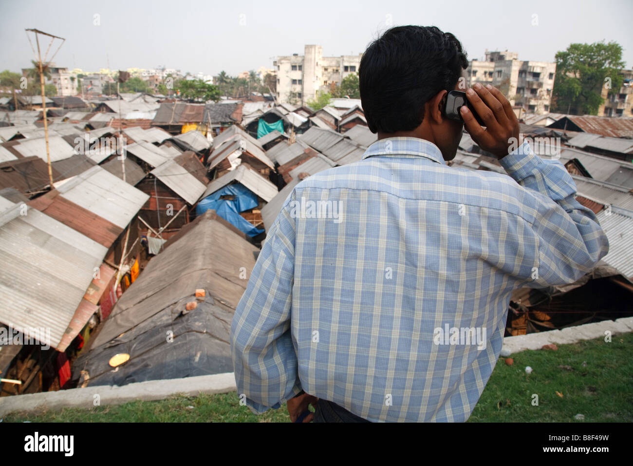 Man speaks on mobile phone in a slum in Kolkata, India Stock Photo - Alamy