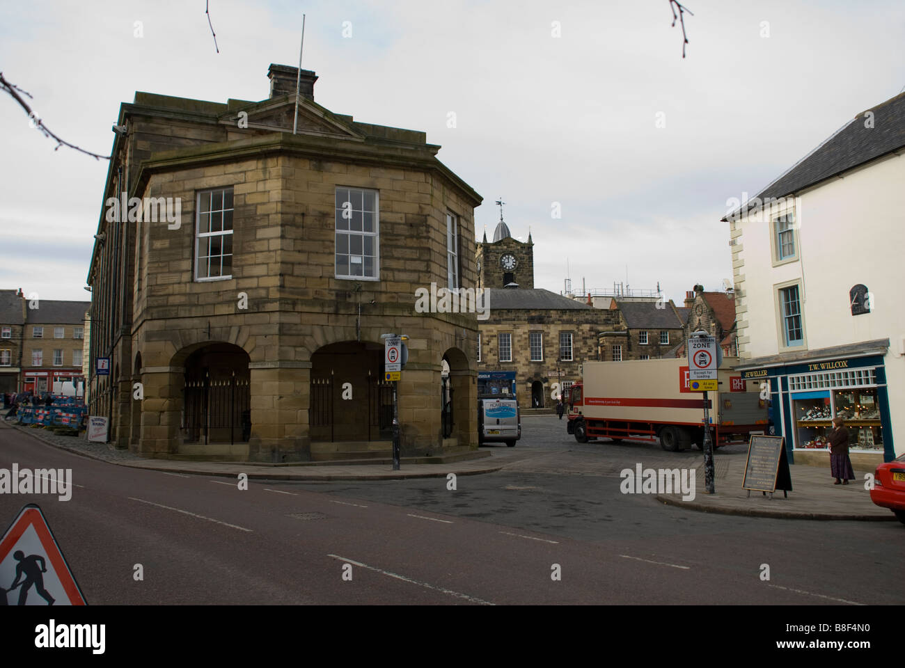 Alnwick town centre northumberland hi-res stock photography and images ...
