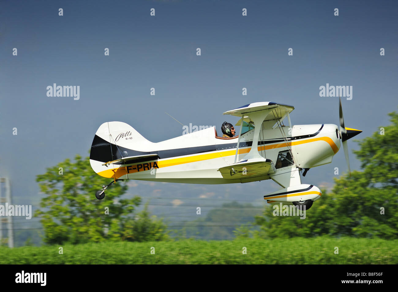 Pilot fly flying light aircraft hi-res stock photography and images - Alamy