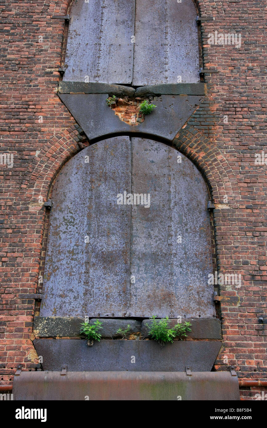 Old factory windows texture hi-res stock photography and images - Alamy