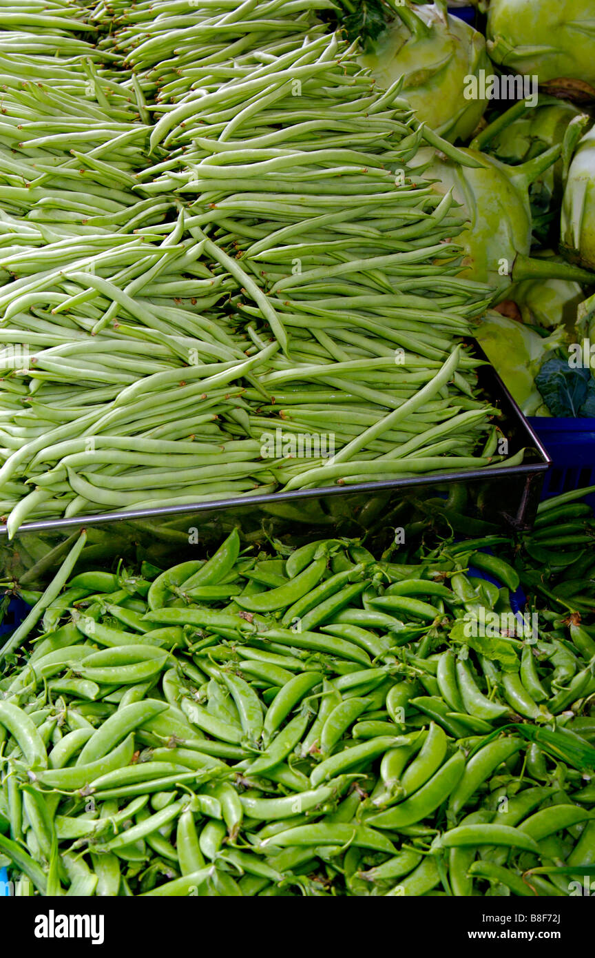 Fresh green beans in piles on display in a market stall Stock Photo - Alamy