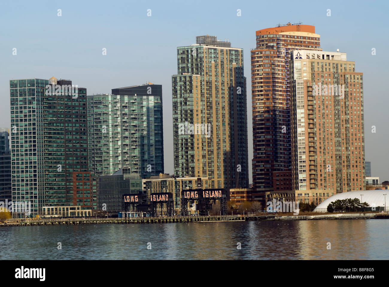 Queens waterfront new york hi-res stock photography and images - Alamy
