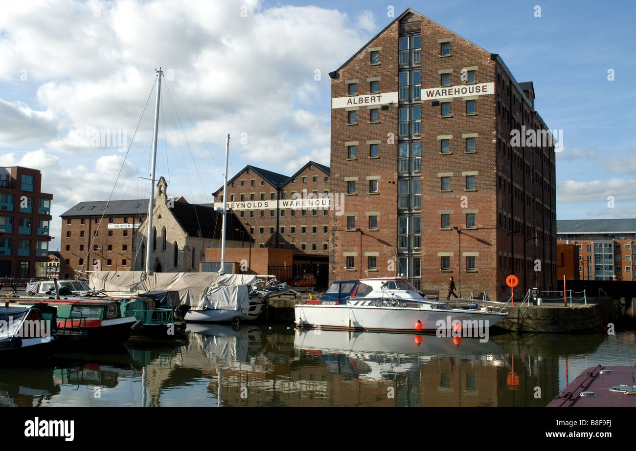 Narrow boats gloucester docks hi-res stock photography and images - Alamy